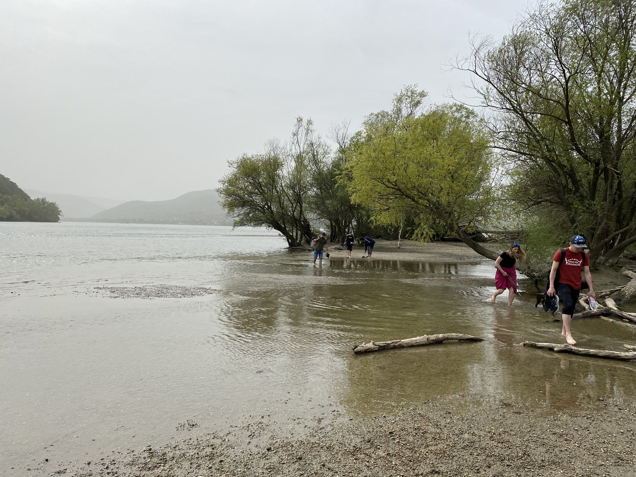 Ahol a napkeletnek tartó erős sodrú Duna hirtelen délnek kanyarodik ...